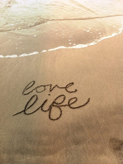 Beach calligraphy in Ritoque • Happythought