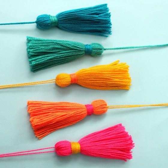 How to make yarn tassels. DIY craft decorations • Happythought
