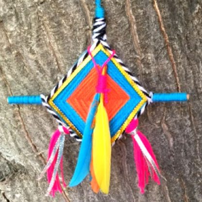Make Ojo de Dios. Easy step-by-step DIY video tutorial • Happythought